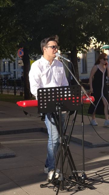 Он просто шел за ней. Питер