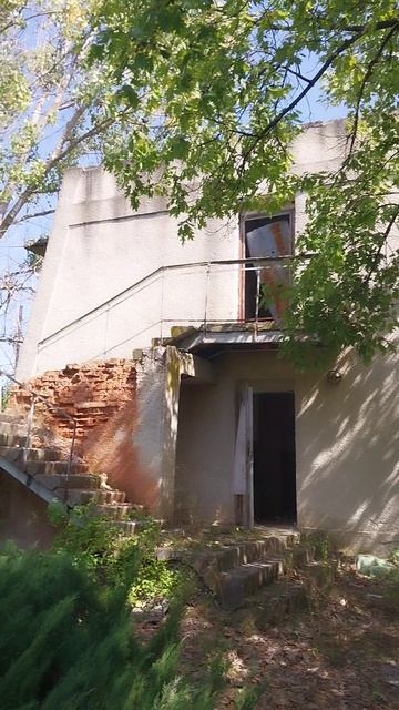 Домик похож на Мексиканскую пирамиду!