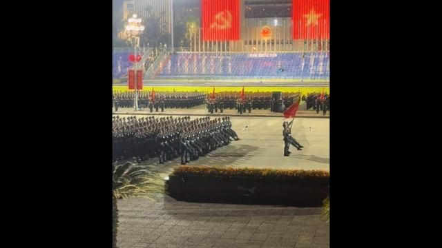 2025г Китайские военнослужащие маршируют демонстрируя величайшую слаженность