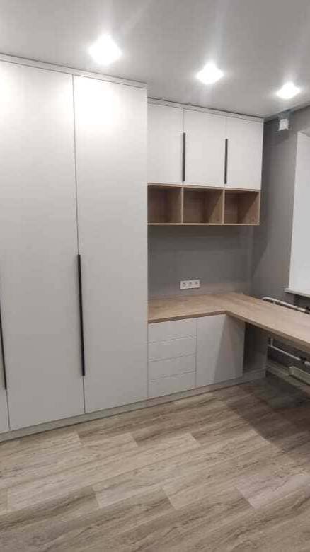 Лилу - распашной шкаф совмещенный со столом в детскую у окна под заказ в Москве, Владимире, Иваново