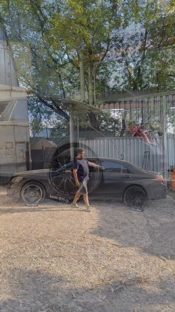 Mercedes S-class в 222 кузове  на примерке дисков в 20-ом диаметре