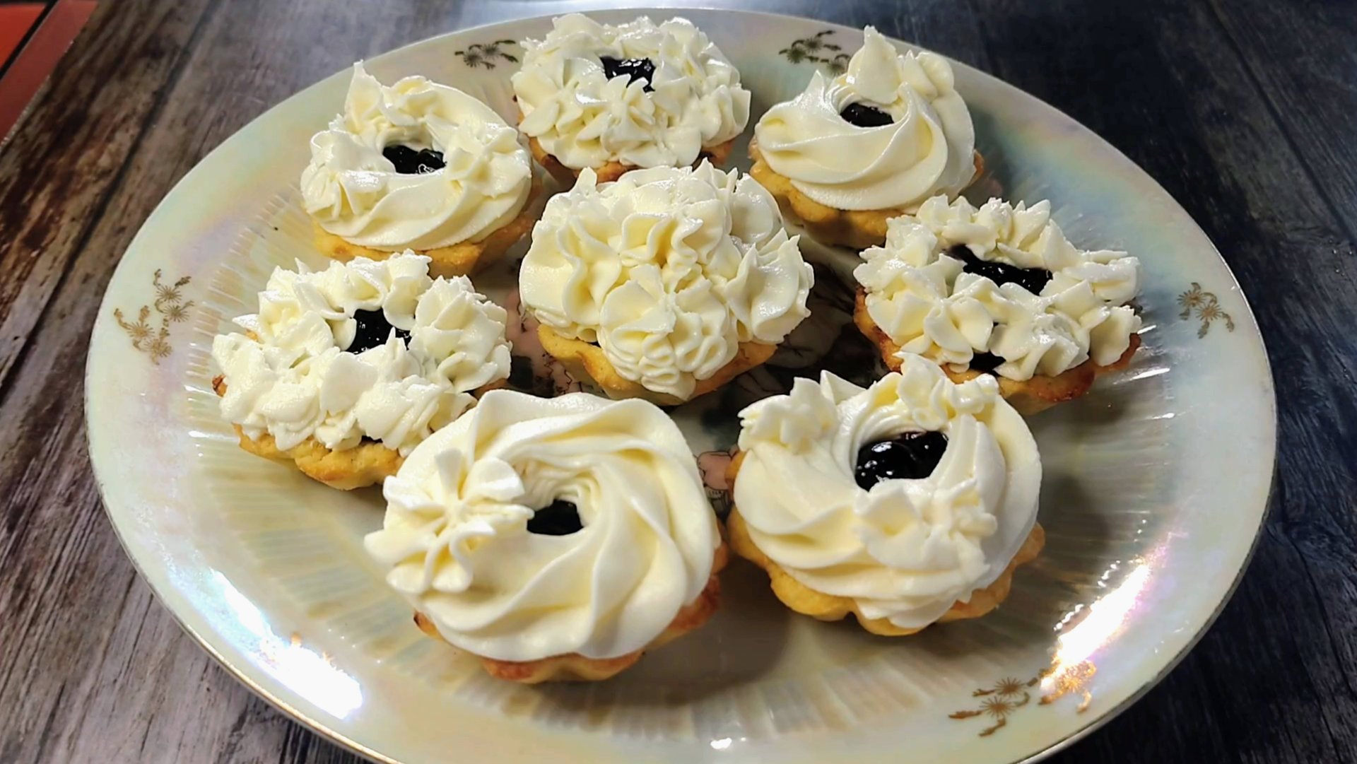 Изумительные корзиночки с черникой и творожным кремом.