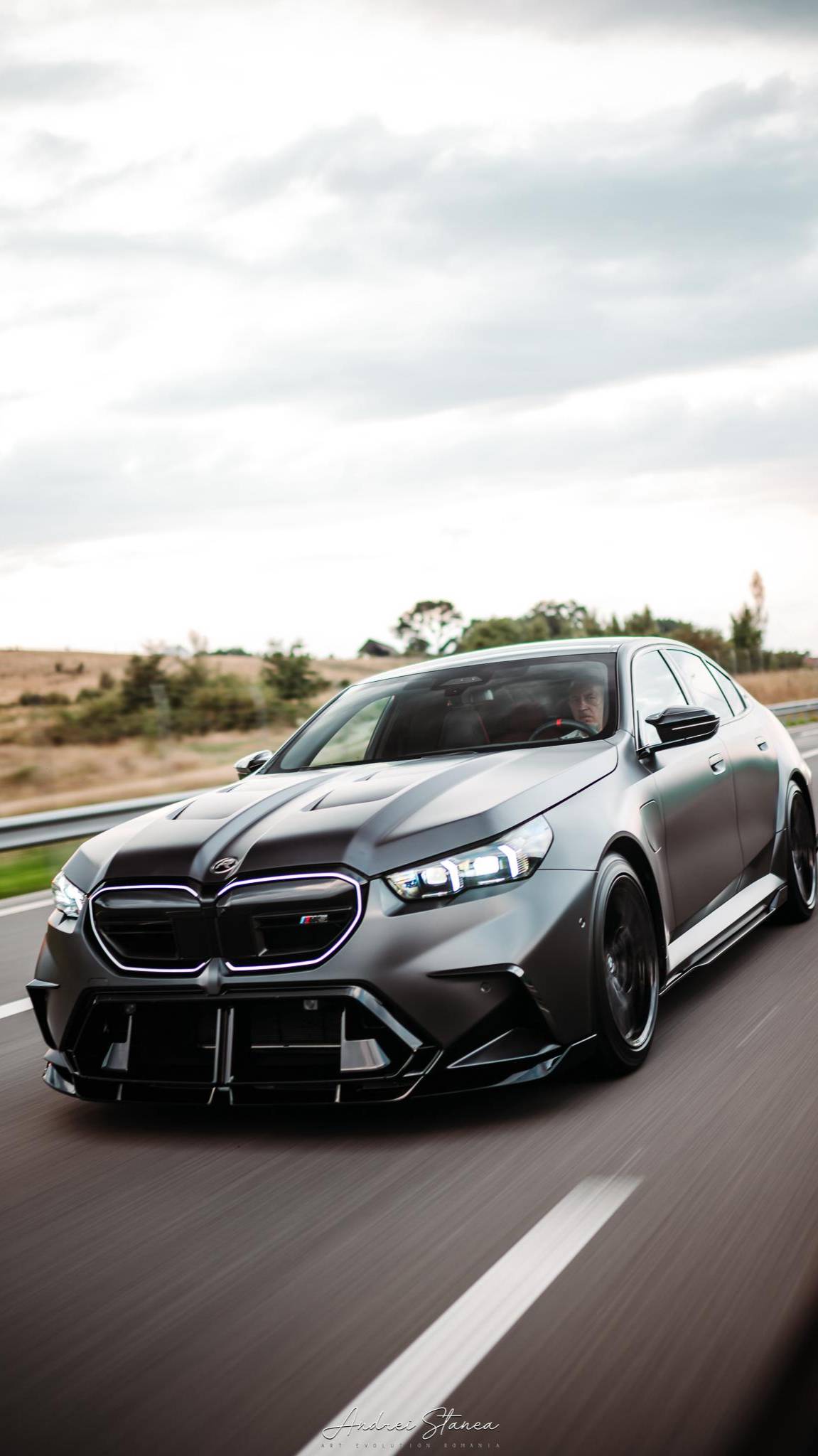 Управляйте своим уникальным BMW M5 G90 от RNG Design с полным обвесом, установленным в любой точке м