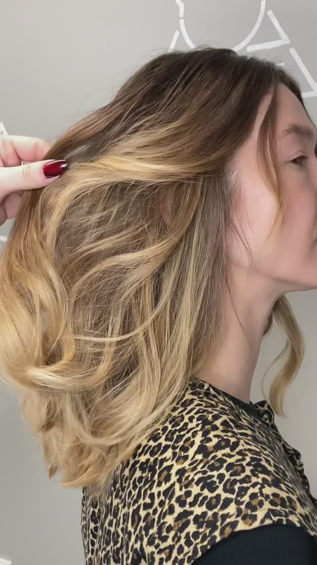 Классическая растяжка цвета от своего цвета в более светлый оттенок! Добавляет свежести образу!)