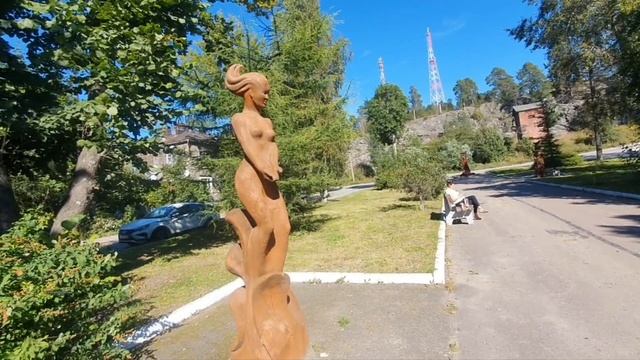 Сквер «Калевала» с галереей деревянных скульптур в городе Лахденпохья