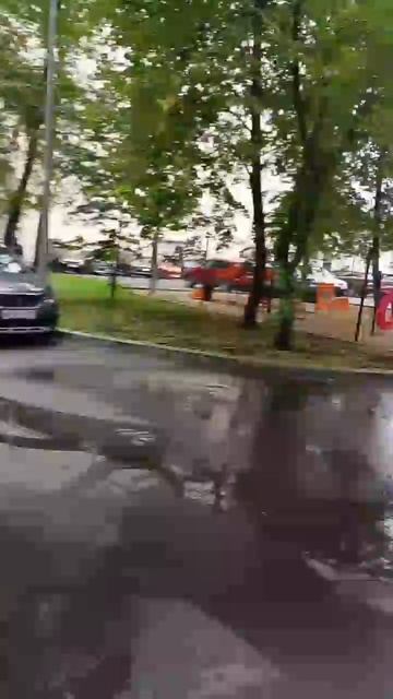 Вход в БЦ со стороны парковки  (Лесная 43 )