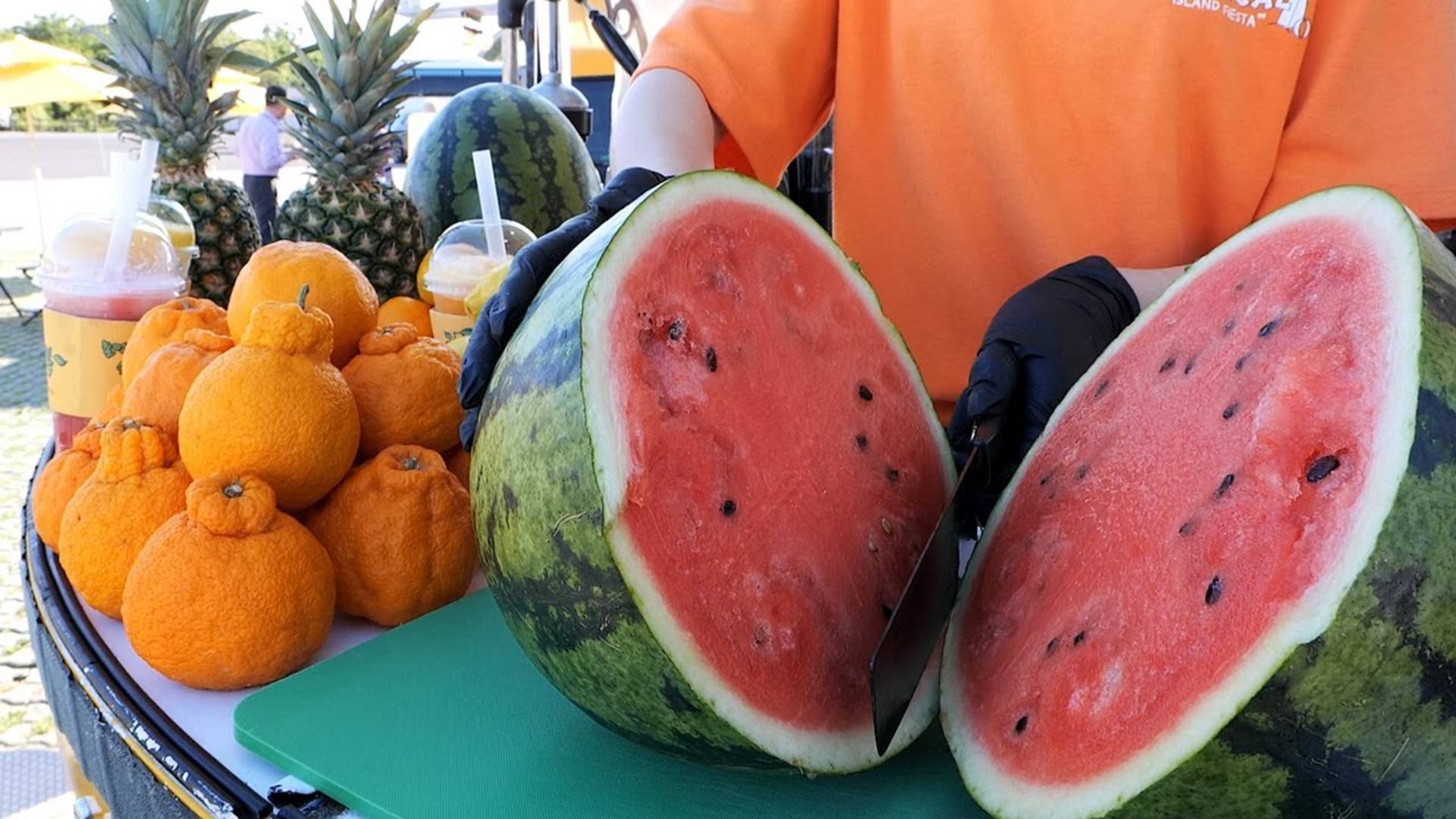 Приготовление свежевыжатого сока из свежих фруктов. Магазин корейских фруктовых соков