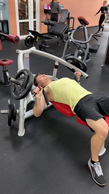 Жим лежа в рычажном тренажере