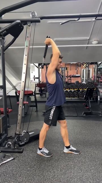 Разгибание рук с нижнего блока