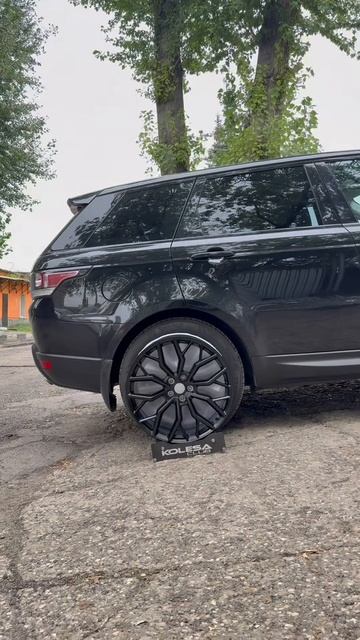 Range Rover Sport на примерке дисков в 22-ом диаметре