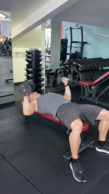 Жим гантелей лежа на горизонтальной скамье