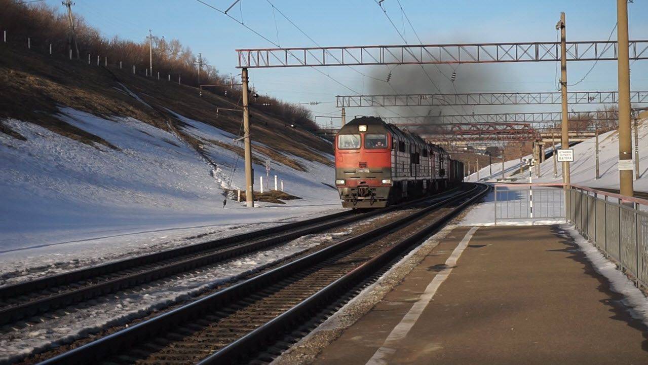 Тепловозы 2ТЭ116У-0284 и 2ТЭ10М-2360. Двойная тяга на подъёме.