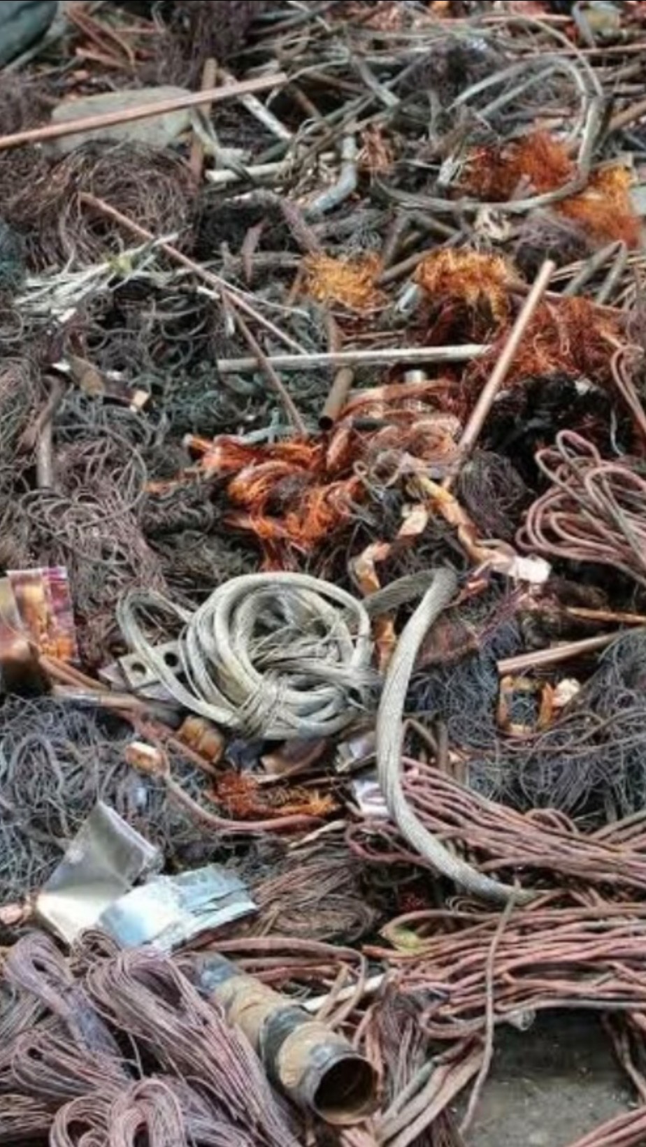 Извлекаю металл из европейского двигателя.