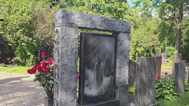 Открытие памятника актёру Олегу Казанчееву на Донском кладбище Москвы