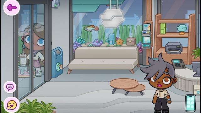 Счастливая девушка возвращается домой из офиса