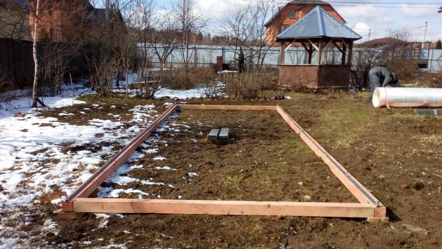 Фундамент для деревянной теплицы в английском стиле
