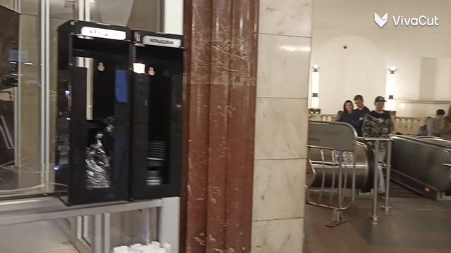 Робот-бариста делает кофе в метро