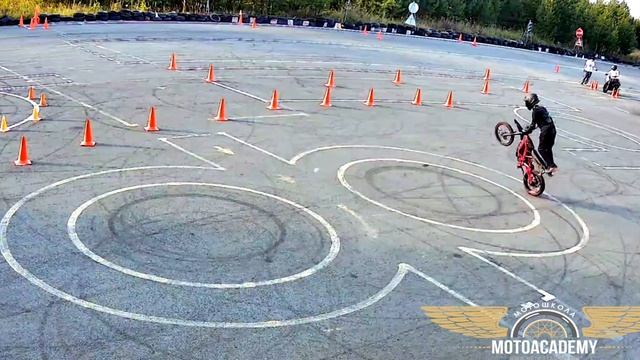 Восьмёрка на заднем колесе