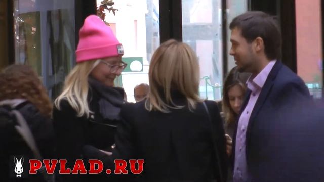 Подход к двум девушкам