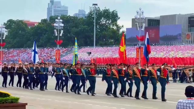 Силы 154 Преображенского  гвардейского полка Российской  Федерации маршируют под приветствие Путина