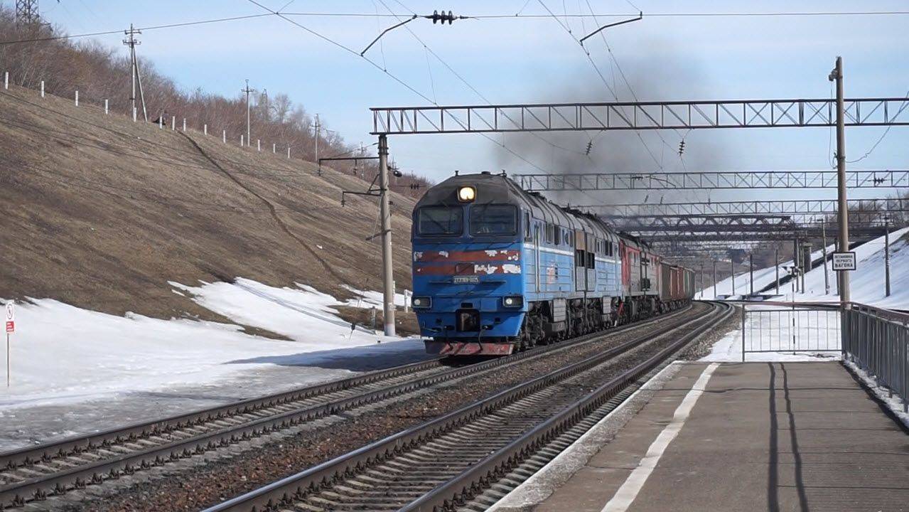 Тепловозы 2ТЭ116У-0025 и 2ТЭ10М-3087. Двойная тяга на подъеме.