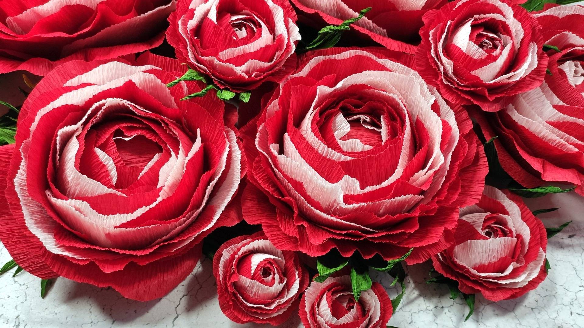 Так собирают цветы из бумаги, салфеток и даже колбасы) Работает и с розами из гофрированной бумаги.