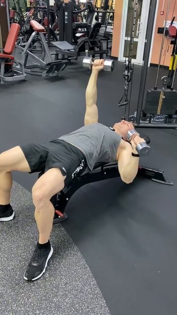 Жим гантелей лежа одной рукой