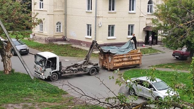 Транспортировка мусорного контейнера. Как все происходит.