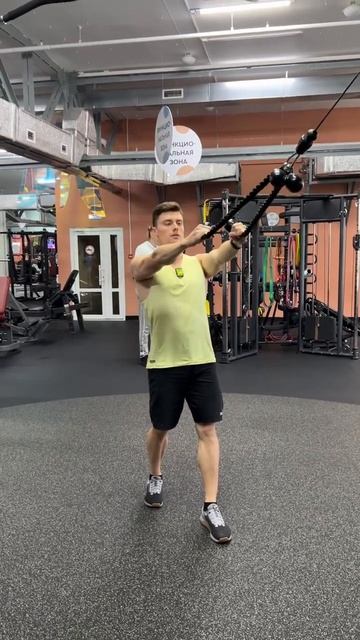 Тяга каната к плечам с вращением