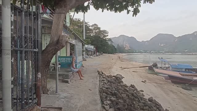 Переезд из Пхи-Пхи на Пхукет: пляж Най Янг, отель The Gold-Digger’s Resort и покупка бат за безнал