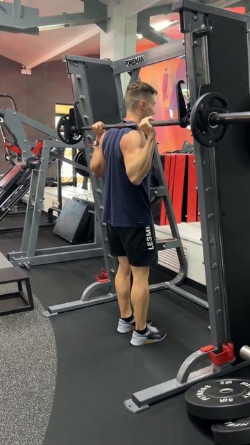 Узкие приседания в наклонном Смите