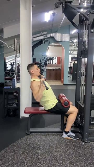 Тяга верхнего блока к груди