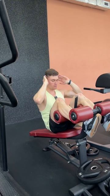 Диагональные подъемы туловища на тренажере (римском стуле)