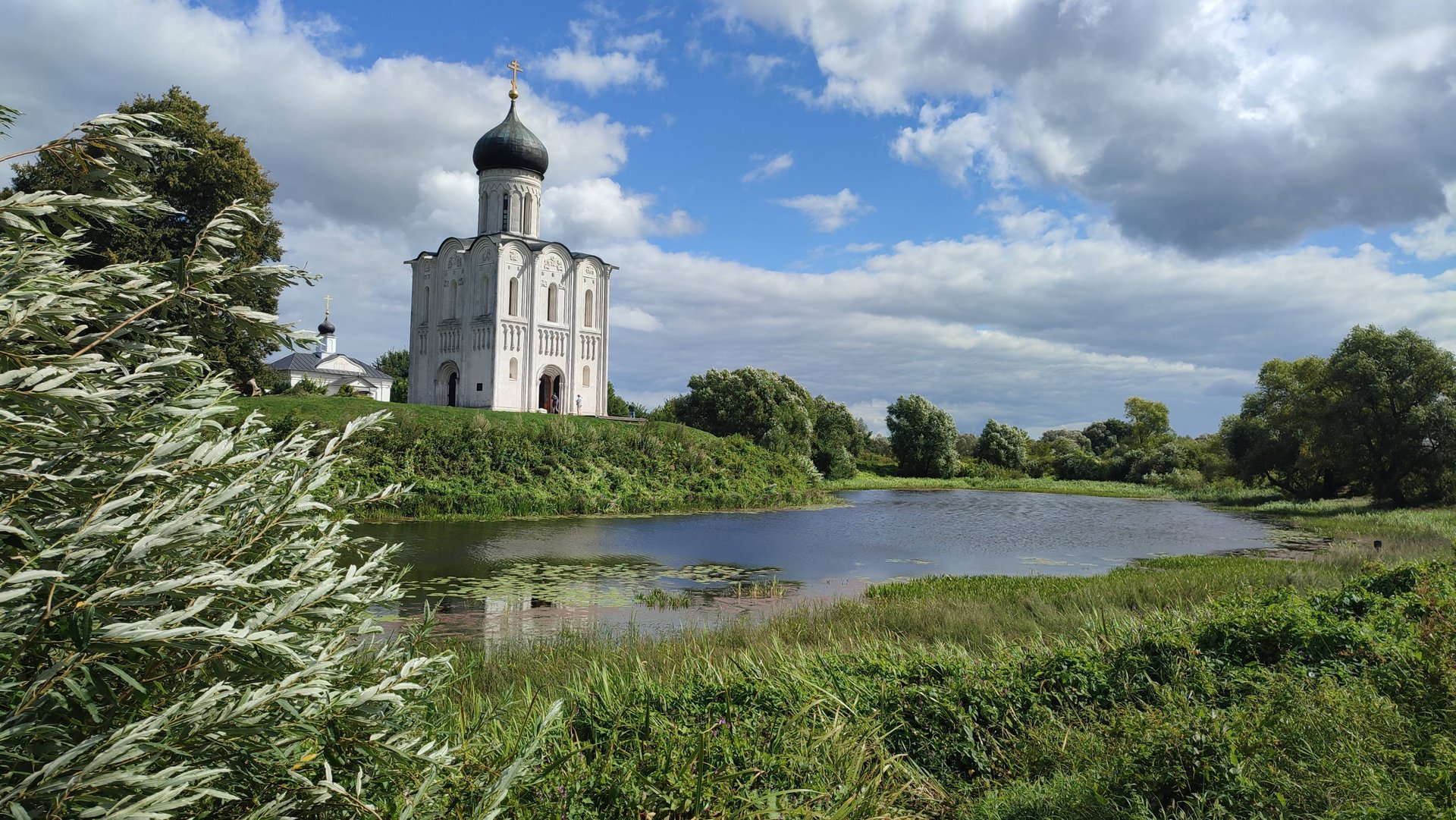 Церковь Покрова на Нерли и Боголюбово.