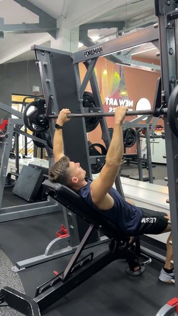 Жим штанги лежа под углом в наклонном Смите