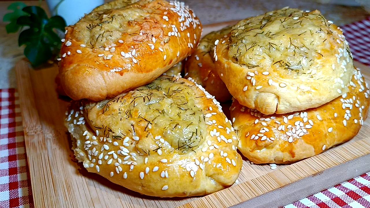 📌 Ароматные лепёшки из дрожжевого теста с чесноком, сыром и зеленью