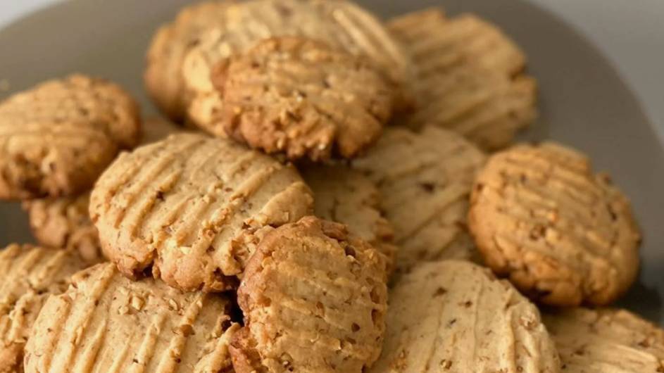 Печенье, с хрустящей сахарной крошкой и орехами.