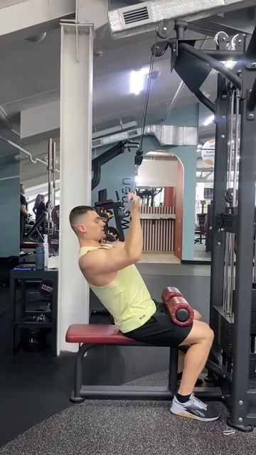 Тяга верхнего блока к животу