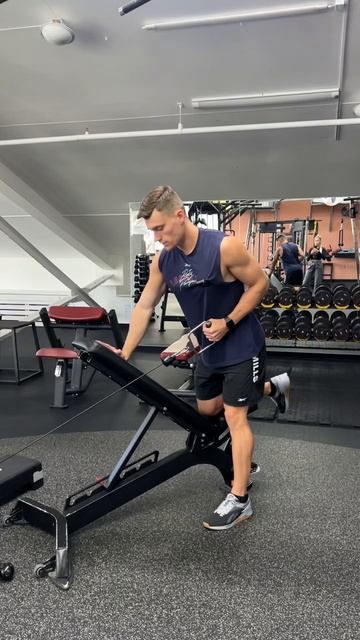 Тяга нижнего блока в упоре в скамью