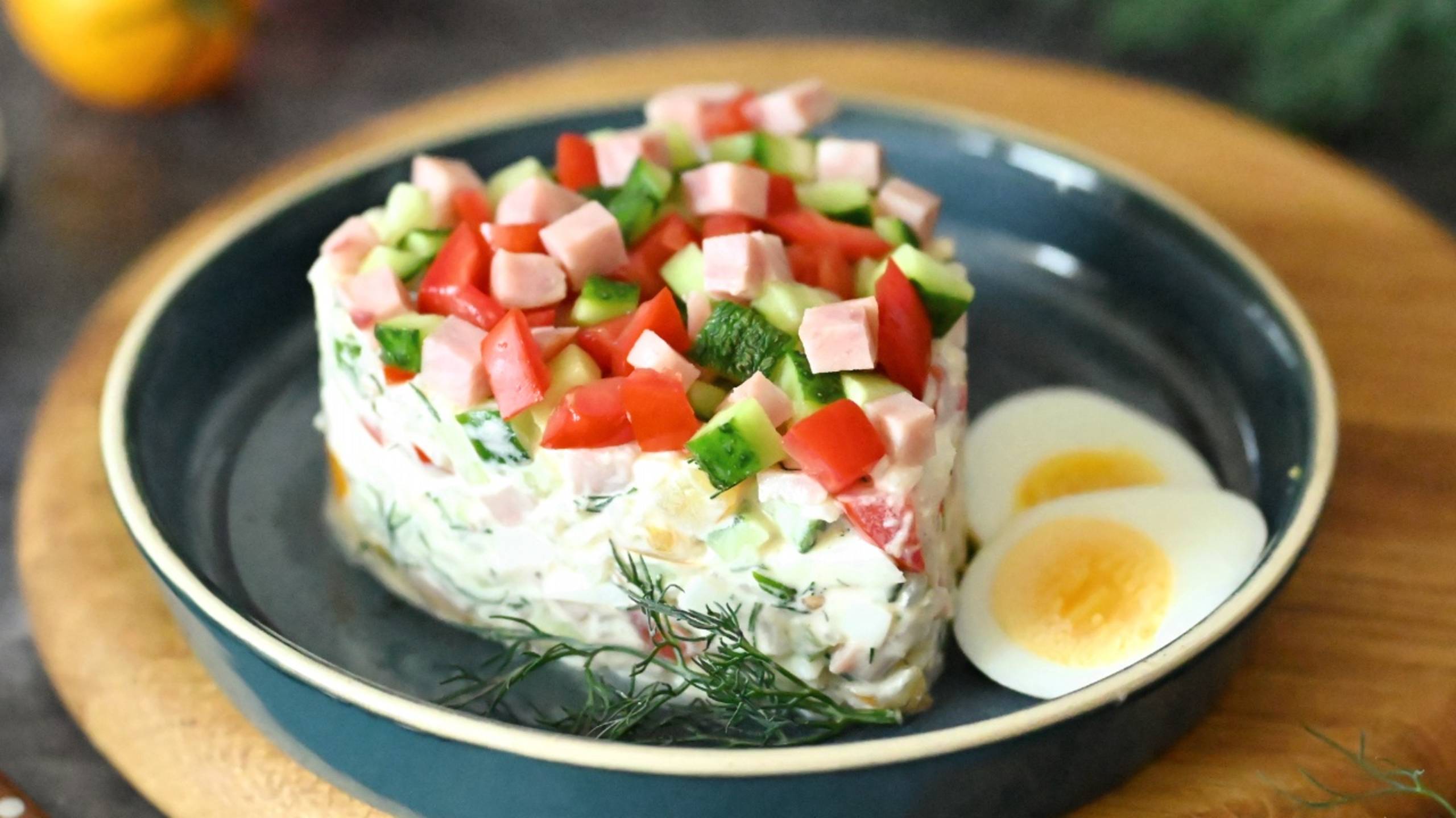 🍚 Рисовый салат с колбасой, от которого все в восторге — а готовится за 10 минут!