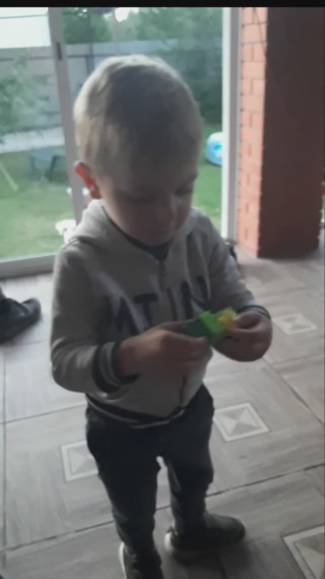 Ванечка делит машинки на молодые и не очень молодые.