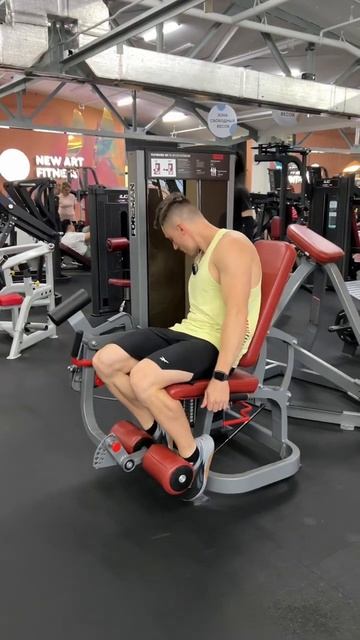 Разгибание ног в тренажере