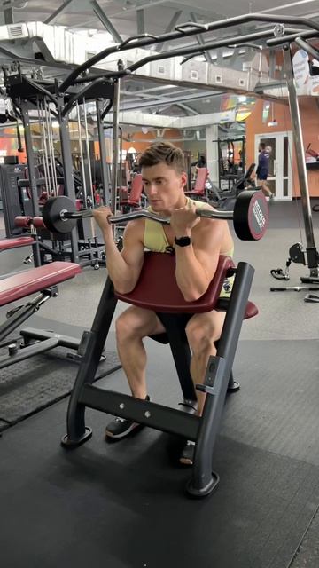 Сгибание рук со штангой на скамье Скотта