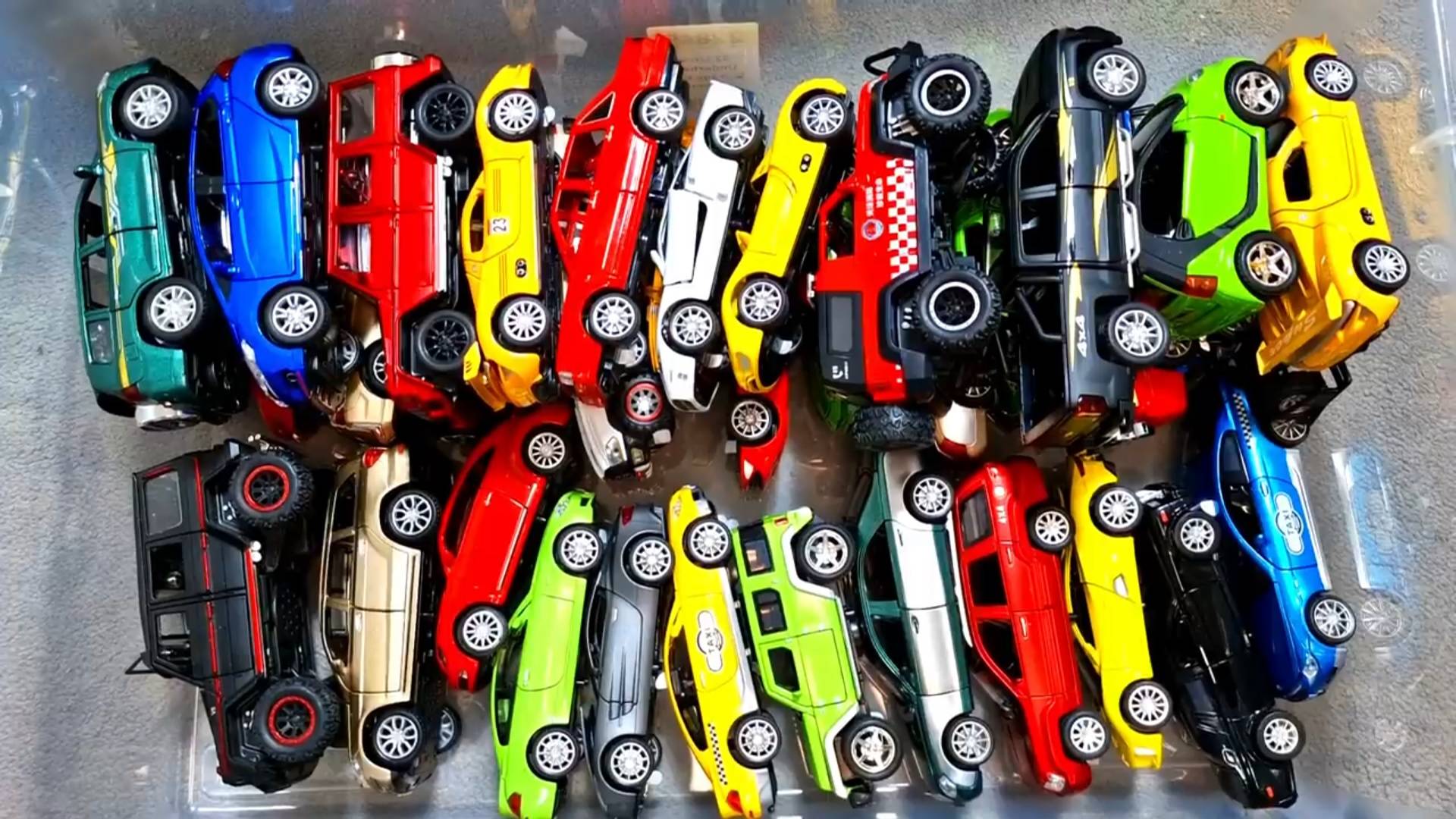 Коробка, полная различных моделей автомобилей