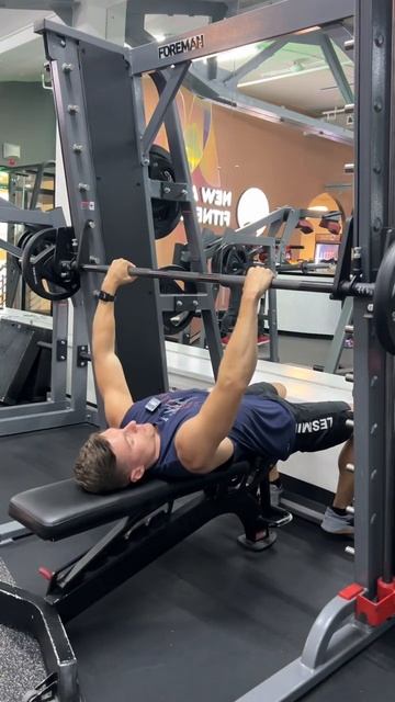 Жим штанги лежа на горизонтальной скамье в наклонном Смите