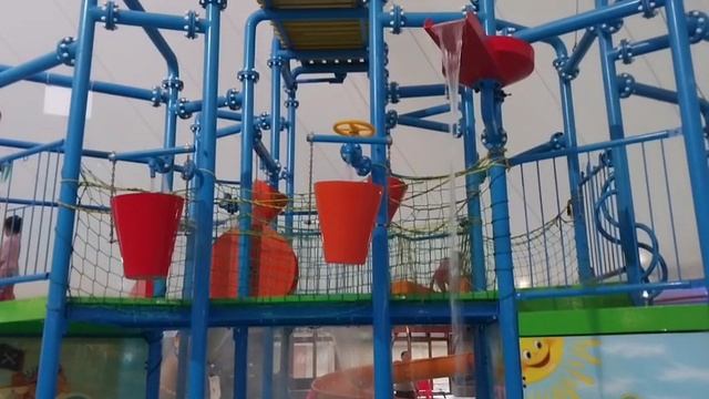 Классная идея, детский водопадик в аквапарке, проливается ведро с водой!