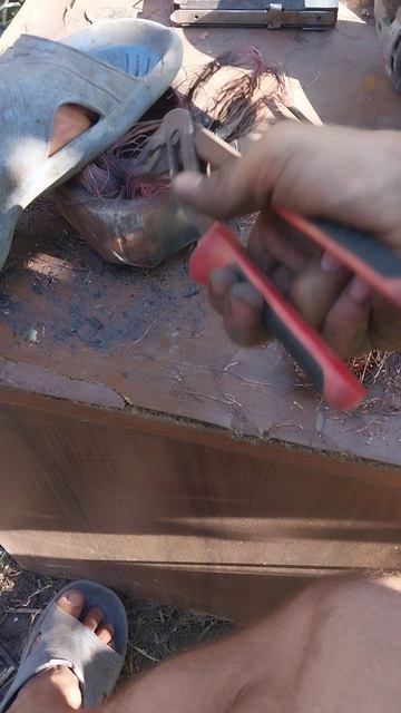 Так выглядит изъятие меди из электродвигателей...