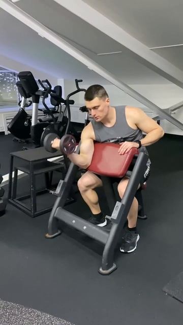 Сгибание руки на скамье Скотта с гантелью