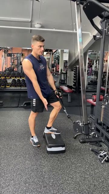 Сгибание рук с нижнего блока с канатом