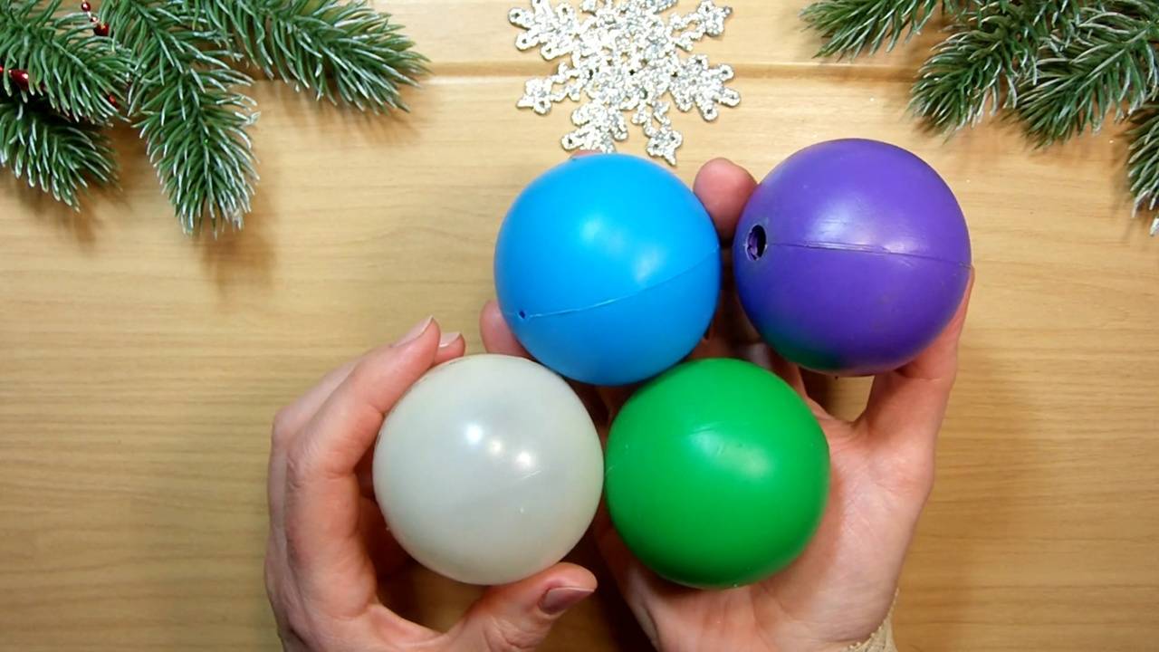 Жалко выбрасывать старые шарики, Новогодние ёлочные игрушки своими руками из фоамирана. Новогодние